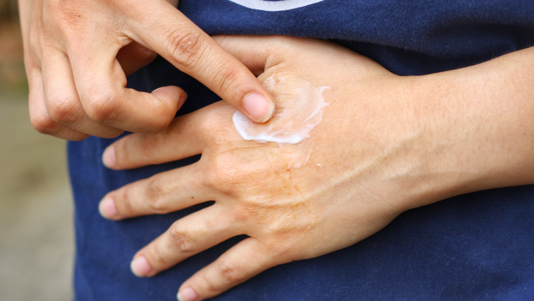 Patting vs Rubbing In Skincare: Does It Matter? – Rejûvaskin